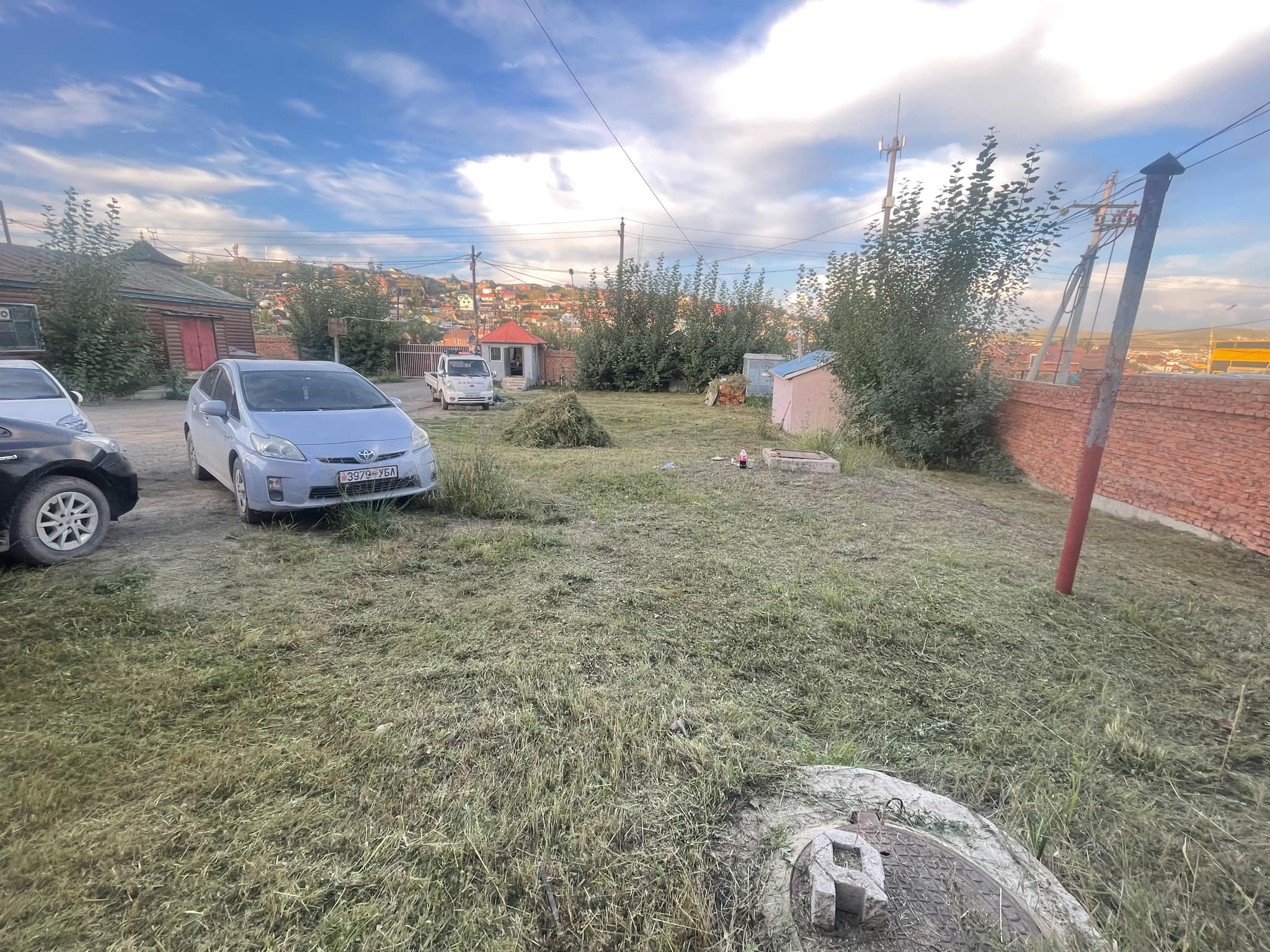 Байгууллагын хашааны гадна болон доторх шарилжийг хадаж ажиллаа